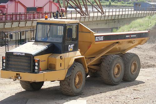 Caterpillar D250E Articulated Dump Truck Specs and Dimensions - VeriTread