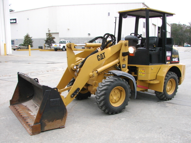 Caterpillar 904B Wheel Loader Specs and Dimensions - VeriTread