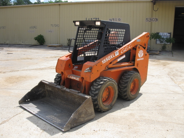 Daewoo 1550XL Skid Steer Loader Specs and Dimensions - VeriTread