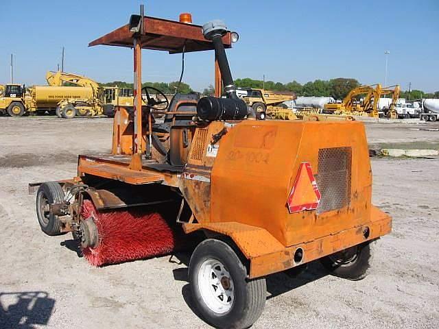 Broce RC300 Brooms Sweeper Specs and Dimensions - VeriTread