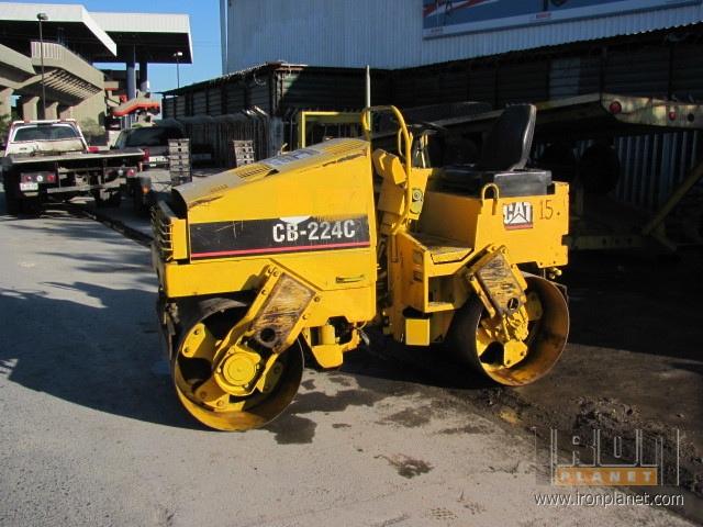 Caterpillar CB224C Compactor Specs and Dimensions - VeriTread