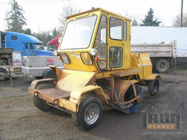 Broce RC100 Brooms Sweeper Specs and Dimensions - VeriTread