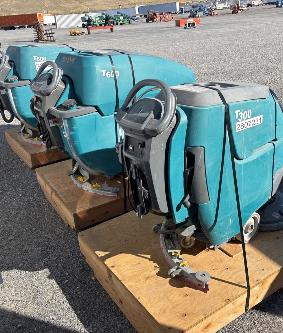 3 tennant machine. 1tennant t300, 2 tennant t600, General Freight ...